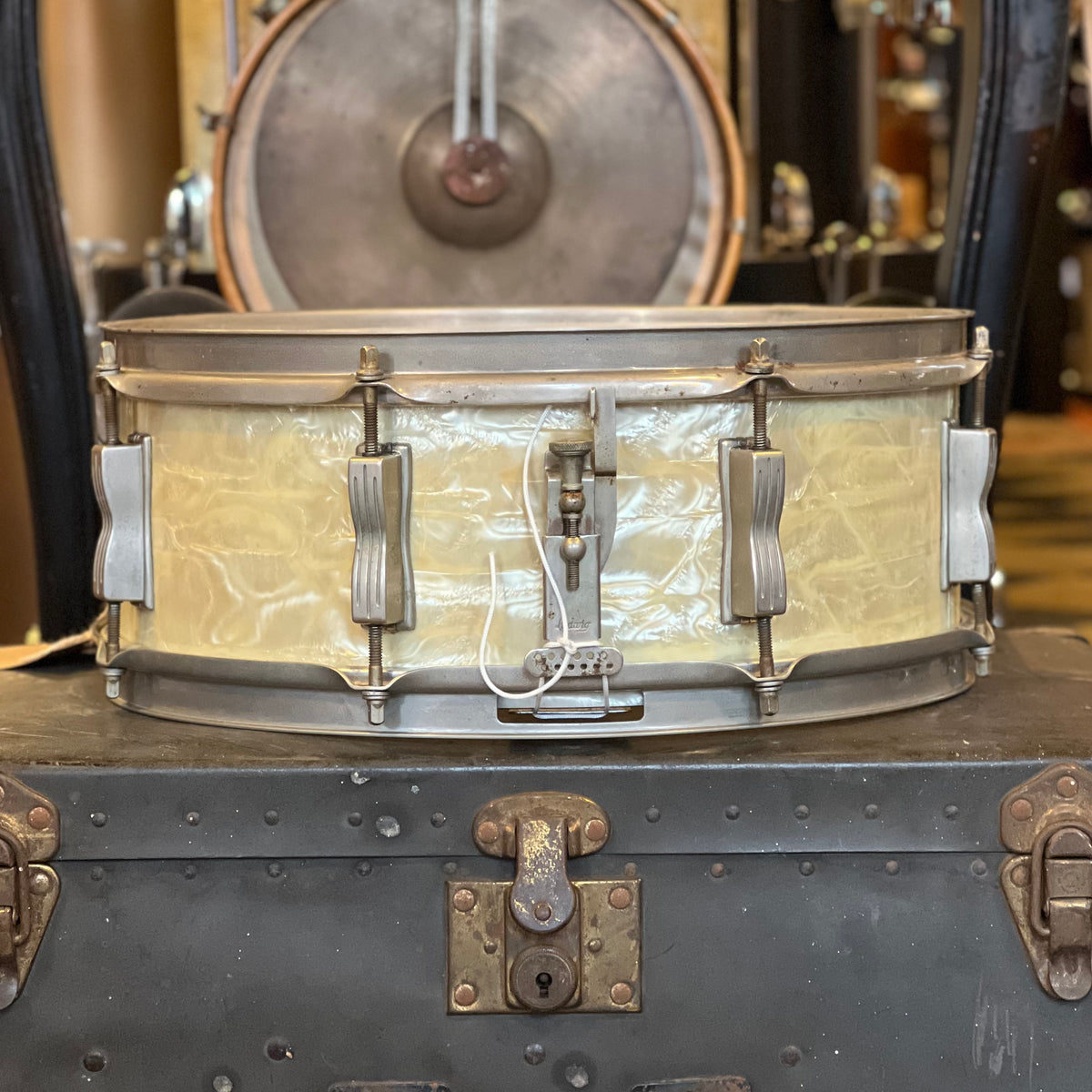 VINTAGE 1965 Ludwig 5.5x14 Jazz Festival in White Marine Pearl – Badges ...