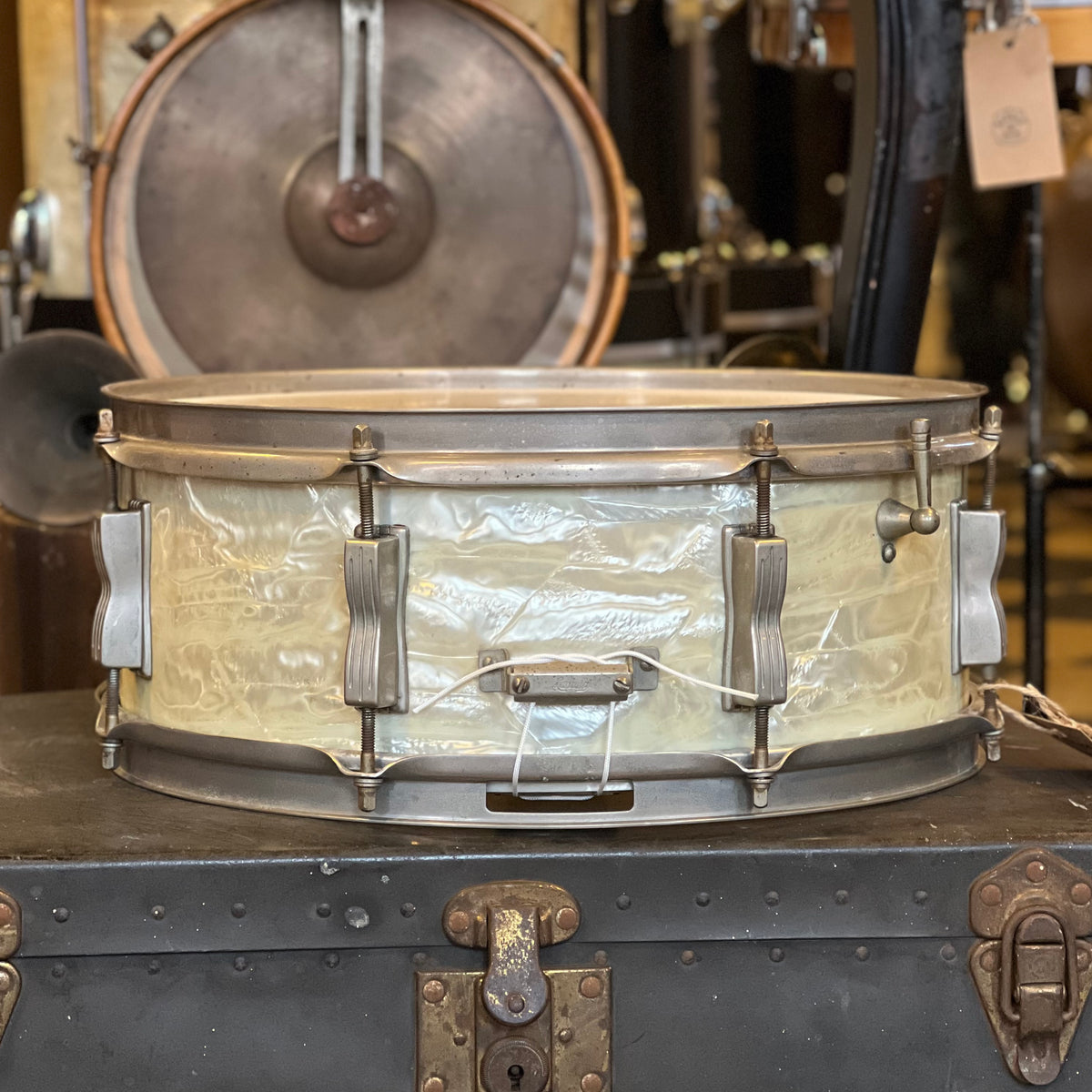 VINTAGE 1965 Ludwig 5.5x14 Jazz Festival in White Marine Pearl – Badges ...