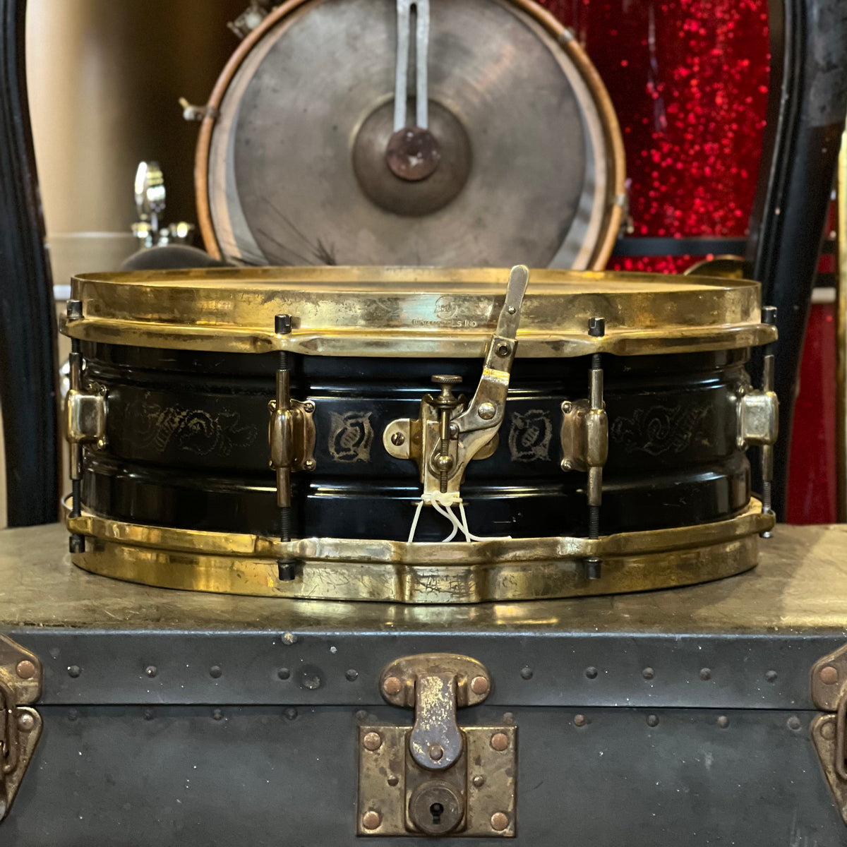 VINTAGE 1920's Leedy 5x14 Engraved Black Elite Snare Drum – Badges Drum ...